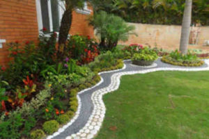Ideas para decorar preciosos jardines frontales con flores